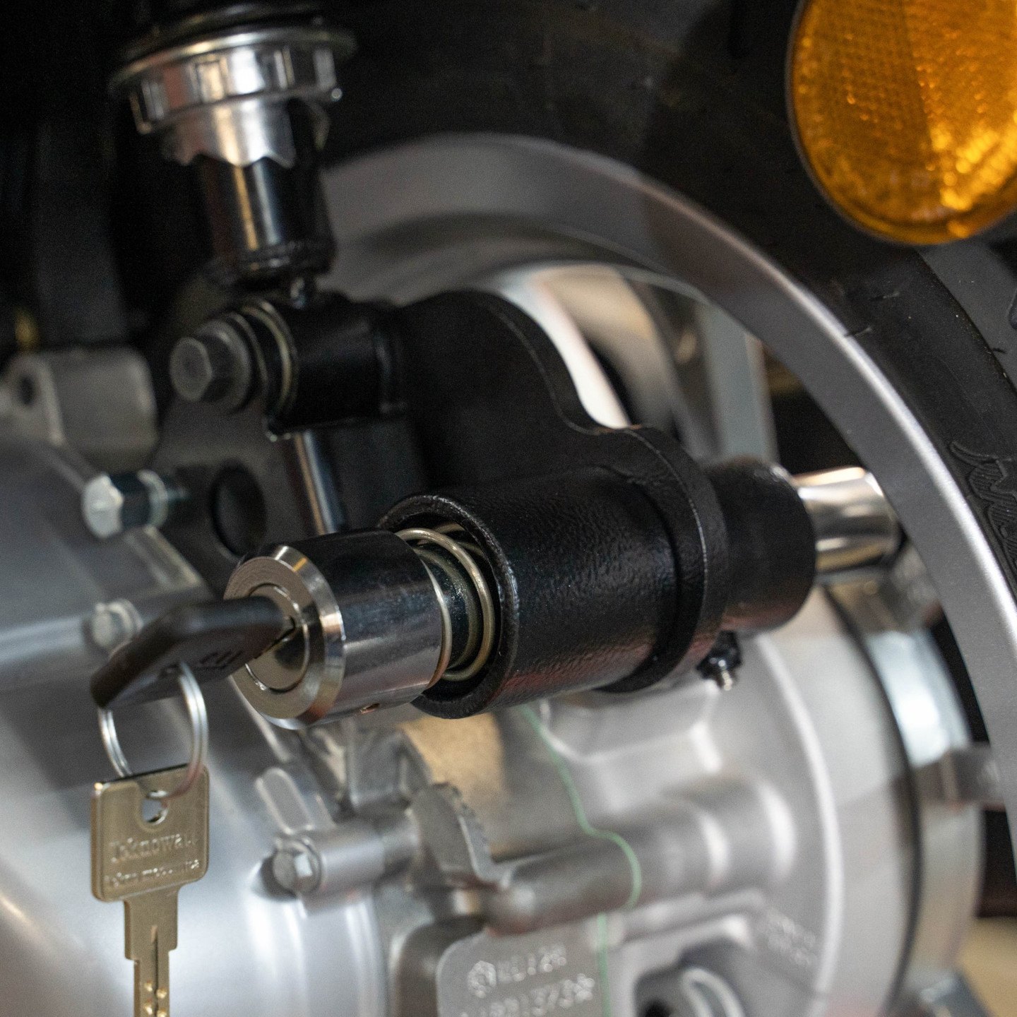 Easyblock_vespa_primavera_wheel_lock_close_up.jpg